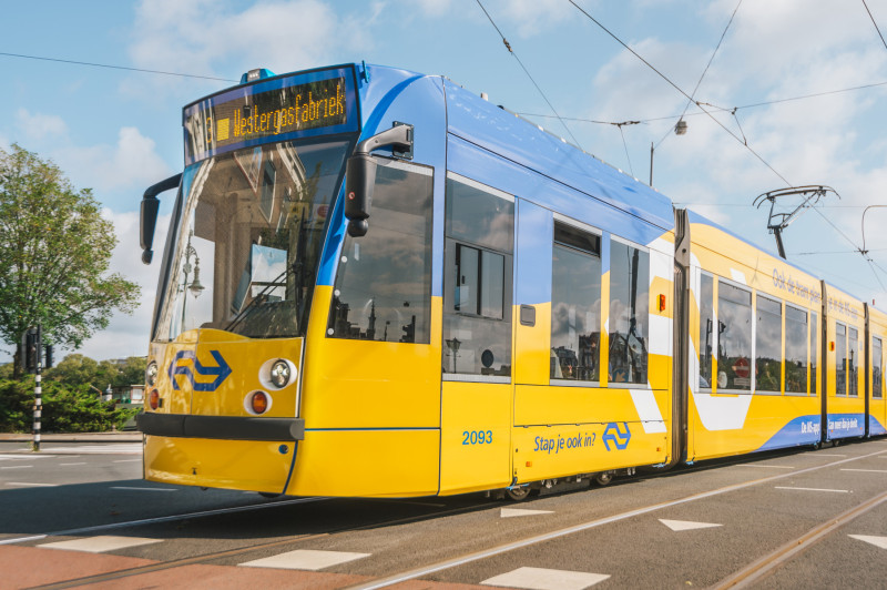 NS-trams en -bussen rijden door Den Haag en Amsterdam