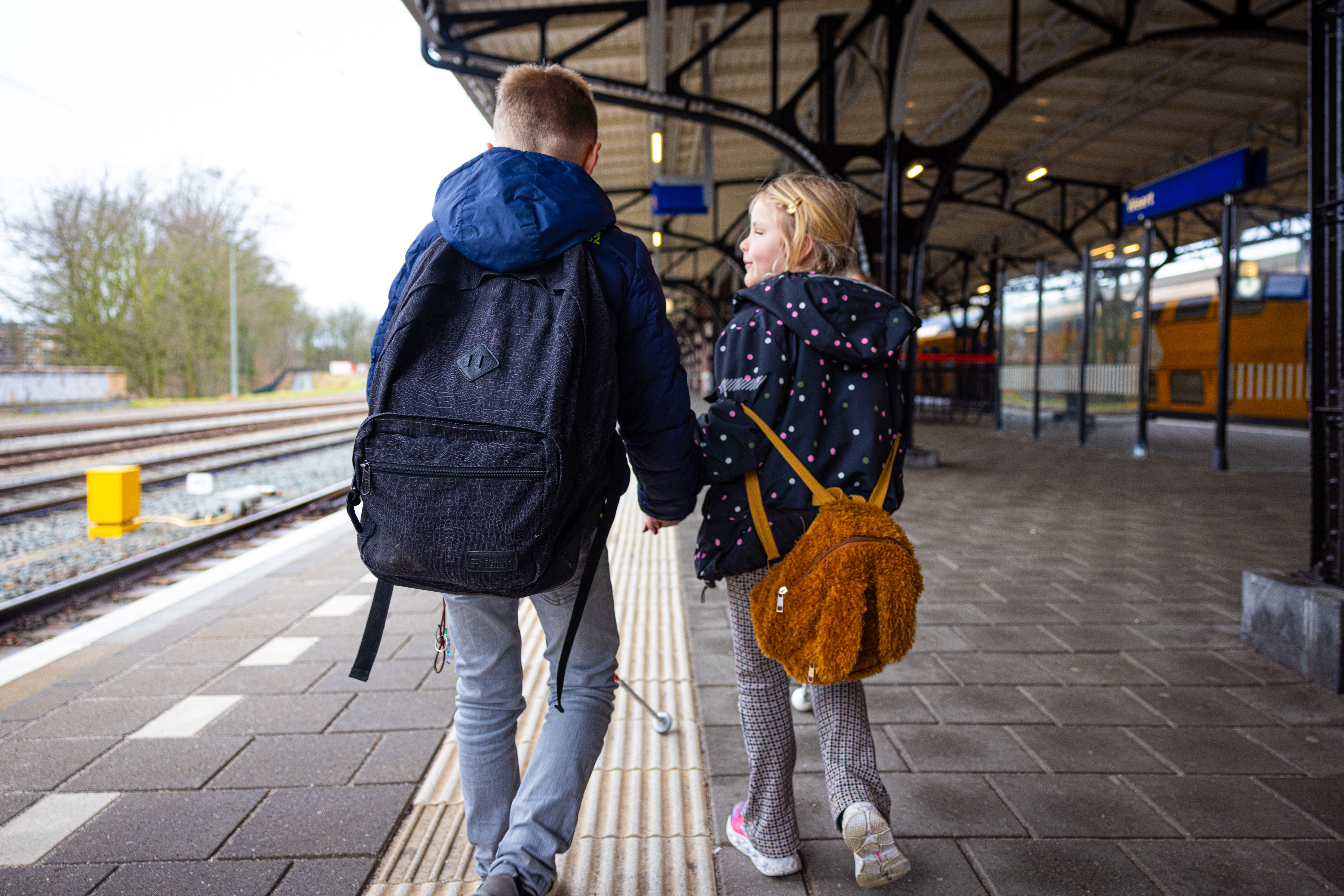 Slechtziende en blinde kinderen oefenen met reizen met de trein