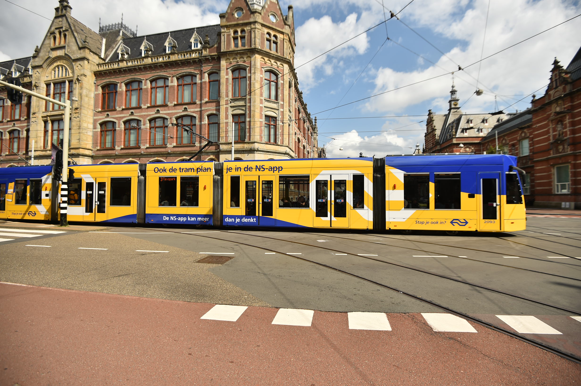 NS-trams en -bussen rijden door Den Haag en Amsterdam