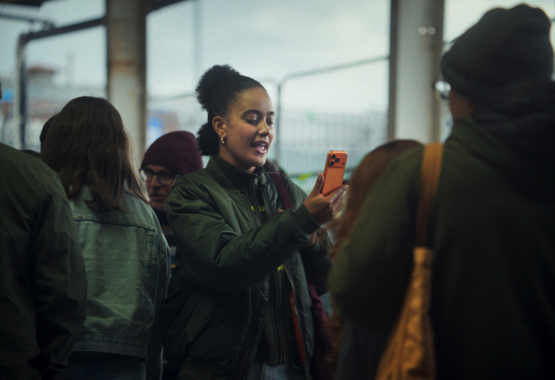 EE launches new campaign showing how the iPhone 17 Pro deserves the UK ...
