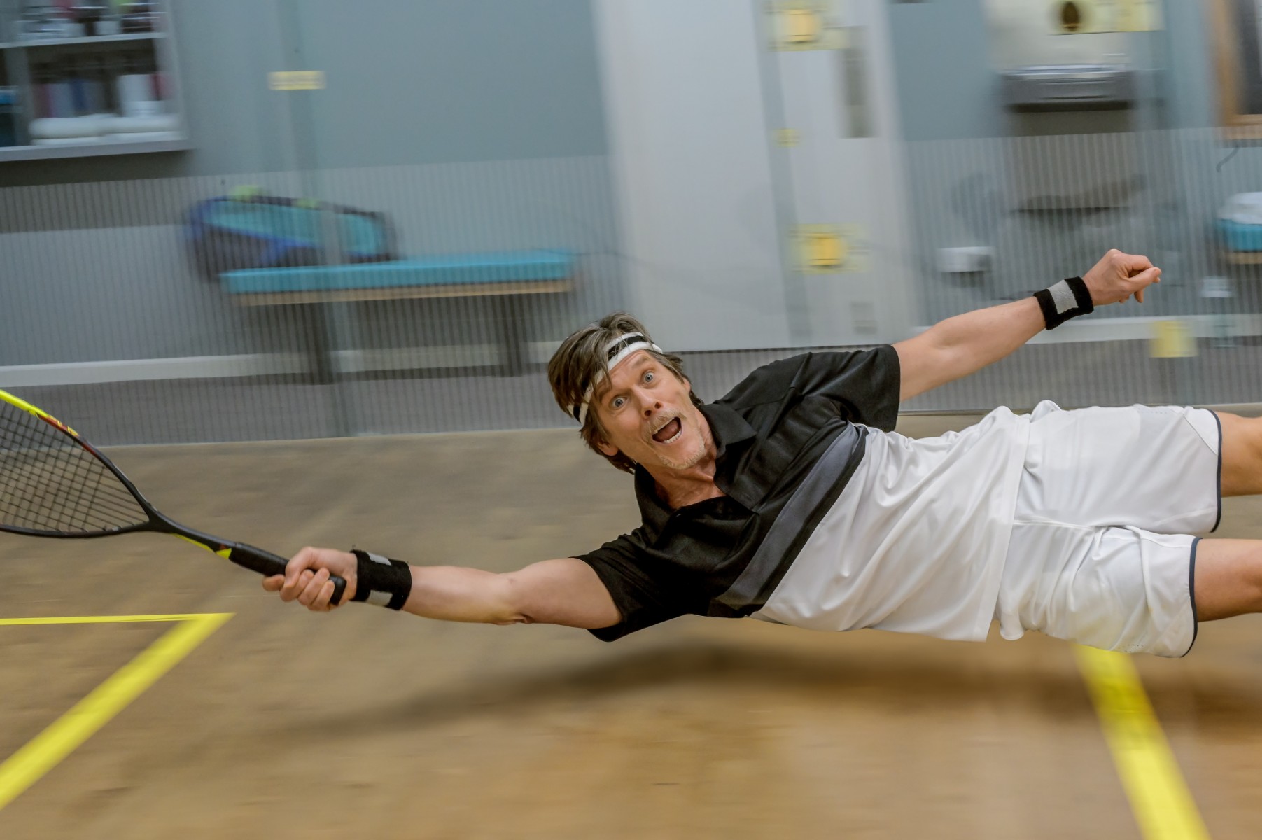 KEVIN BACON SERVES UP A TREAT IN THE LATEST EE BRAND CAMPAIGN