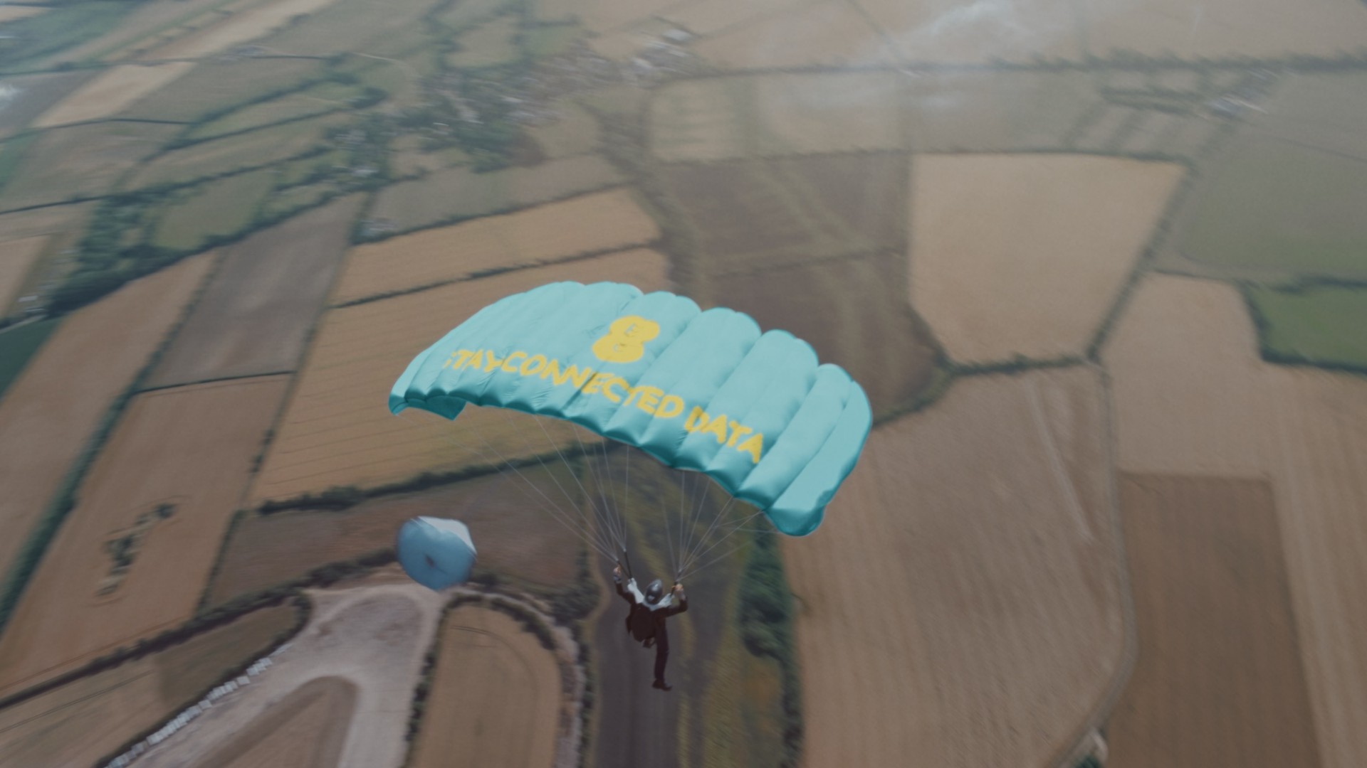 KEVIN BACON SKYDIVES IN NEW EE CAMPAIGN SHOWING THE NATION IT CAN COUNT ...