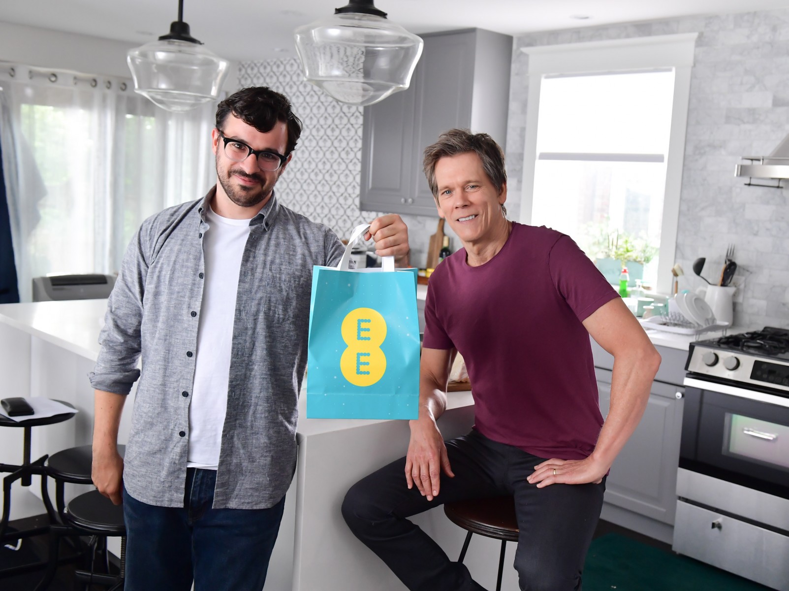 KEVIN BACON HELPS SIMON BIRD WIN A SMARTPHONE SPAT IN NEW EE CAMPAIGN ...