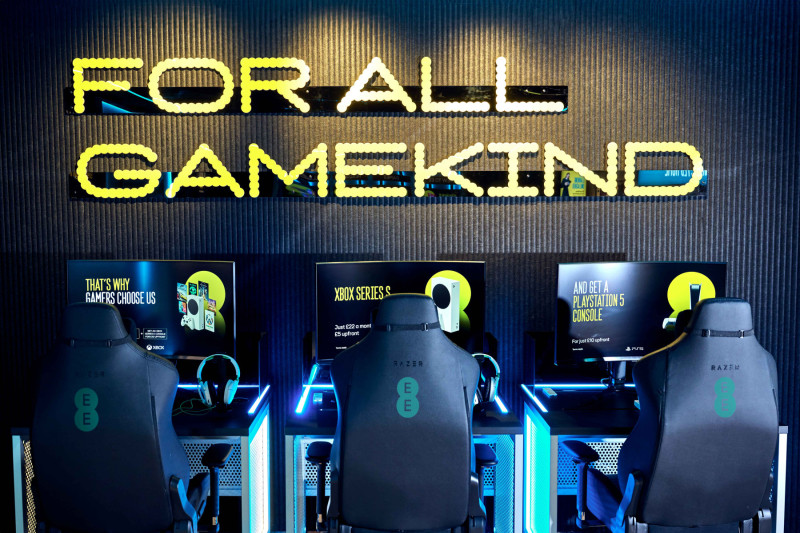 EE OPENS NEW GATESHEAD EXPERIENCE STORE IN THE METROCENTRE WITH FORMER ...