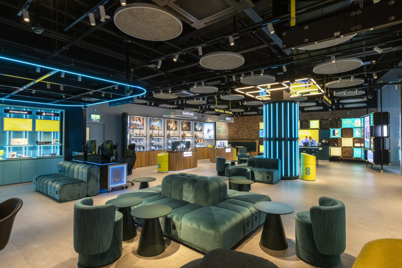 EE LAUNCHES NEW EXPERIENCE STORE IN BLUEWATER SHOPPING CENTRE