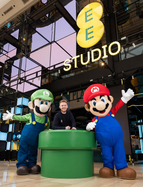 EE AND NINTENDO LAUNCH EXCLUSIVE MARIO COMPETITION AT THE EE STUDIO ...