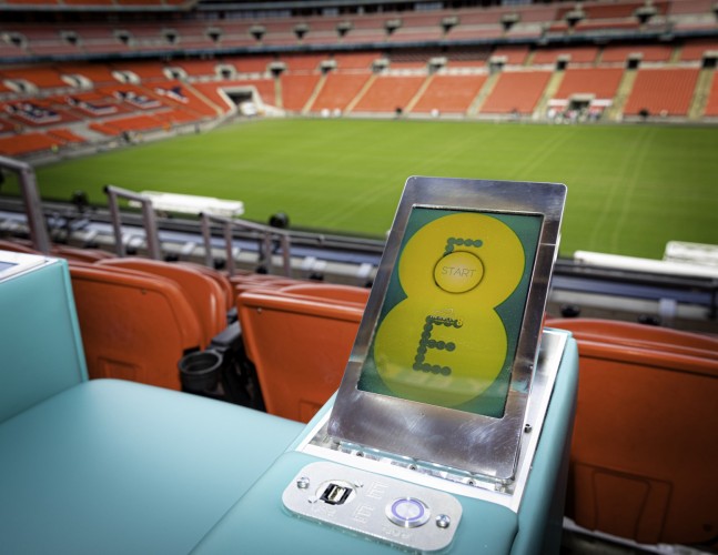 EE TEAMS UP WITH FOOTBALL LEGENDS TONY ADAMS AND RACHEL YANKEY TO ...