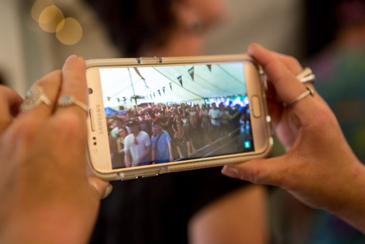 EE puts unsigned band on global stage with first 4G-powered 360 ...