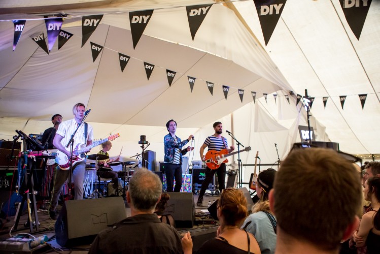 EE puts unsigned band on global stage with first 4G-powered 360 ...