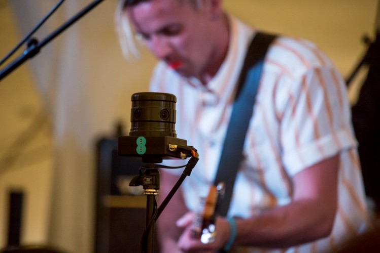 EE puts unsigned band on global stage with first 4G-powered 360 ...