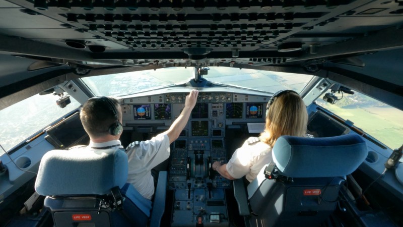 EE MAKES HISTORY LANDING A PLANE POWERED BY NEW EE FULL FIBRE HOME ...