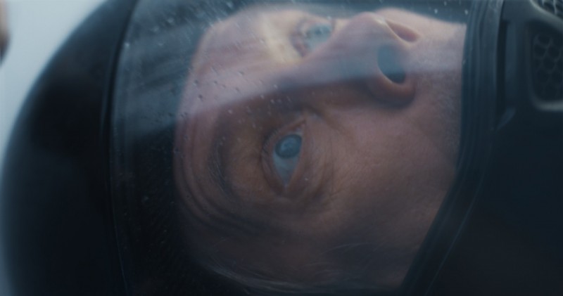 KEVIN BACON SKYDIVES IN NEW EE CAMPAIGN SHOWING THE NATION IT CAN COUNT ...