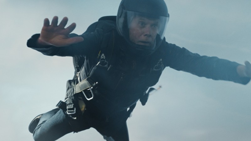 KEVIN BACON SKYDIVES IN NEW EE CAMPAIGN SHOWING THE NATION IT CAN COUNT ...