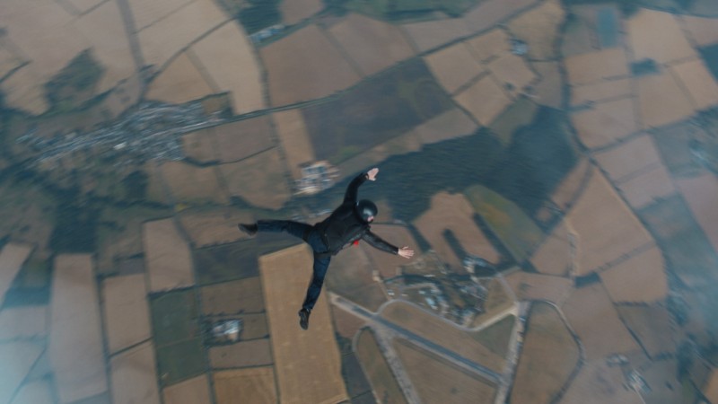 KEVIN BACON SKYDIVES IN NEW EE CAMPAIGN SHOWING THE NATION IT CAN COUNT ...