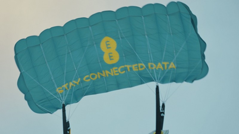 KEVIN BACON SKYDIVES IN NEW EE CAMPAIGN SHOWING THE NATION IT CAN COUNT ...