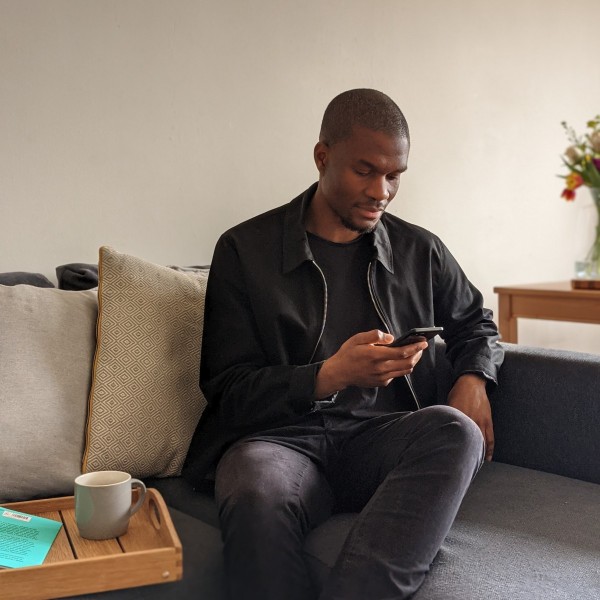 Scroll and save: EE customers can now save money off their monthly ...