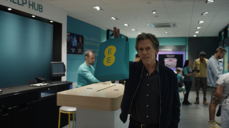 KEVIN BACON RALLIES THE NATION TO DREAM BIG WITH THE IPHONE 14 ON EE