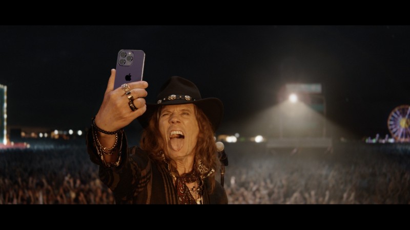 KEVIN BACON RALLIES THE NATION TO DREAM BIG WITH THE IPHONE 14 ON EE