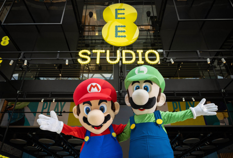 EE AND NINTENDO LAUNCH EXCLUSIVE MARIO COMPETITION AT THE EE STUDIO ...