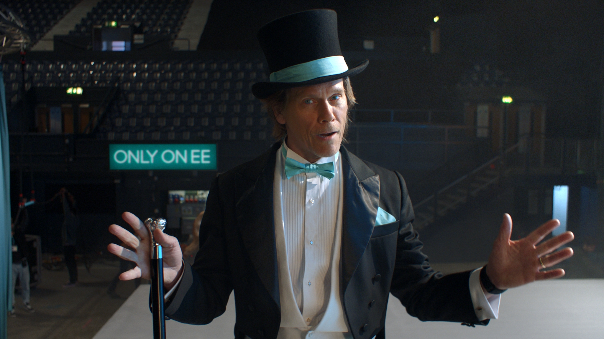 EE invites Kevin Bacon to put on a show to launch Apple Watch Series 3 ...