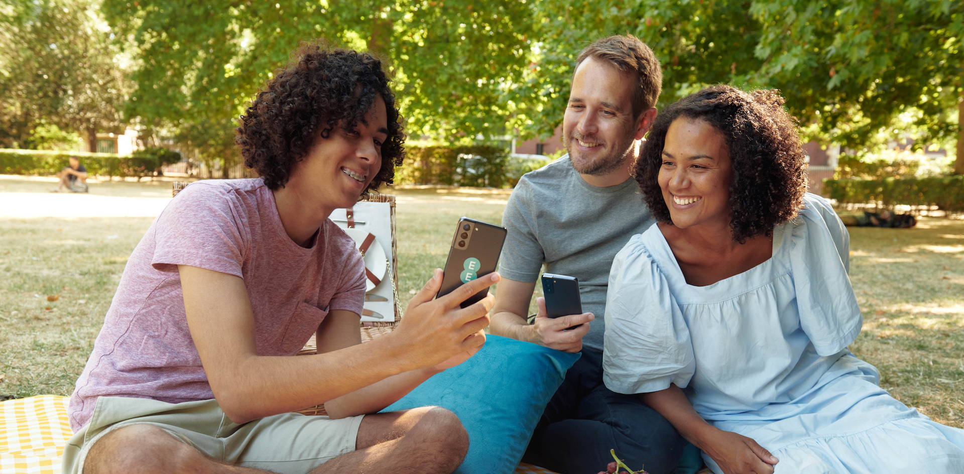 EE TRANSFORMS ITS PAY MONTHLY PLANS FOR MOBILE, SIM-ONLY AND CONNECTED ...