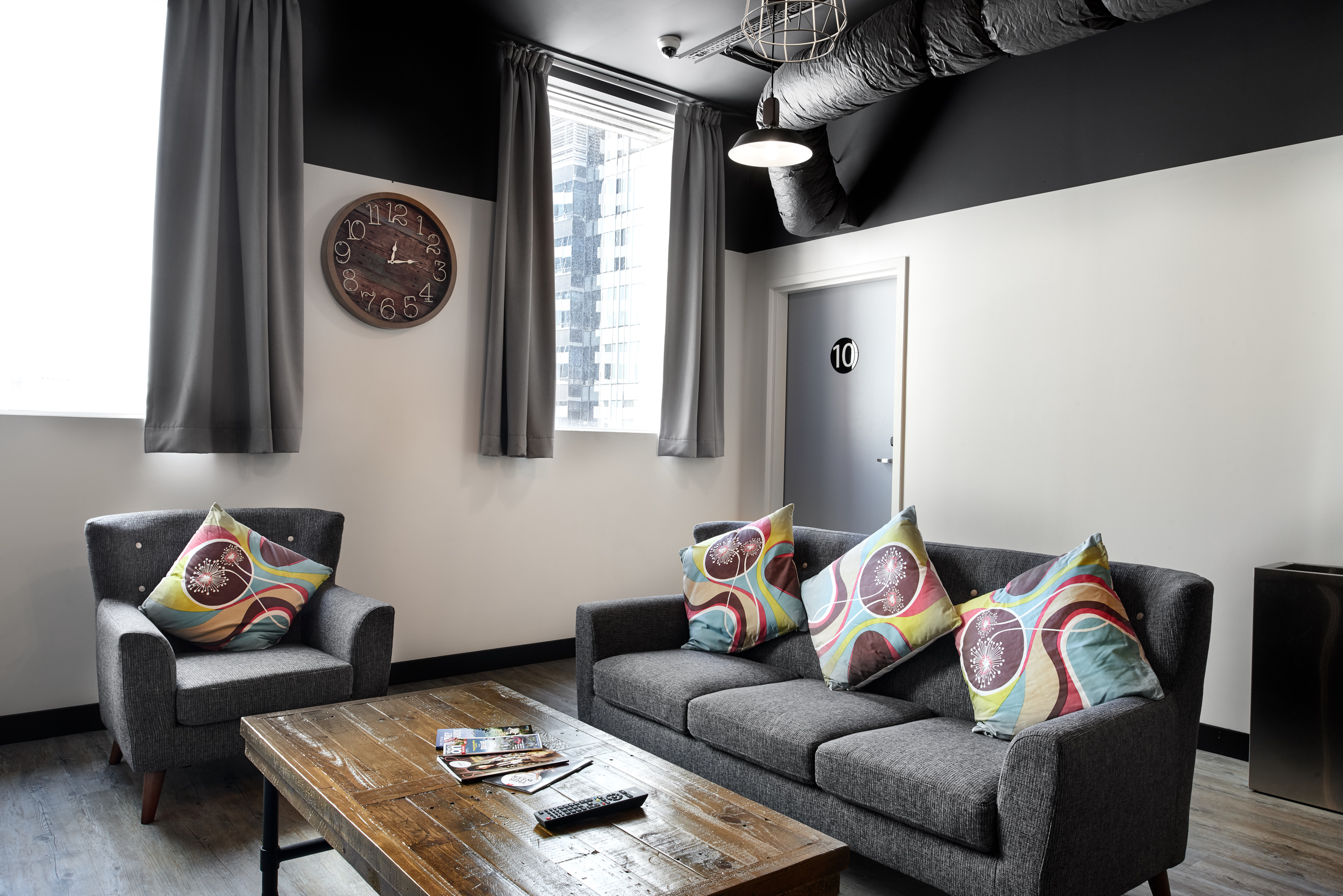 MAKSIMALKAN PENGALAMAN DI PENGINAPAN KAPSUL MINIMALIS YANG FUTURISTIK