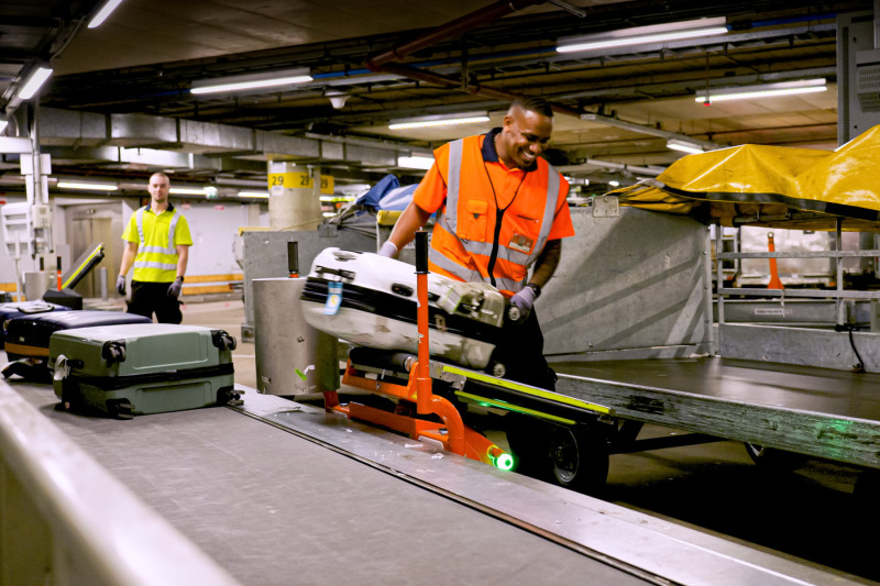 Lifting aid available at every workstation in Schiphol's baggage halls