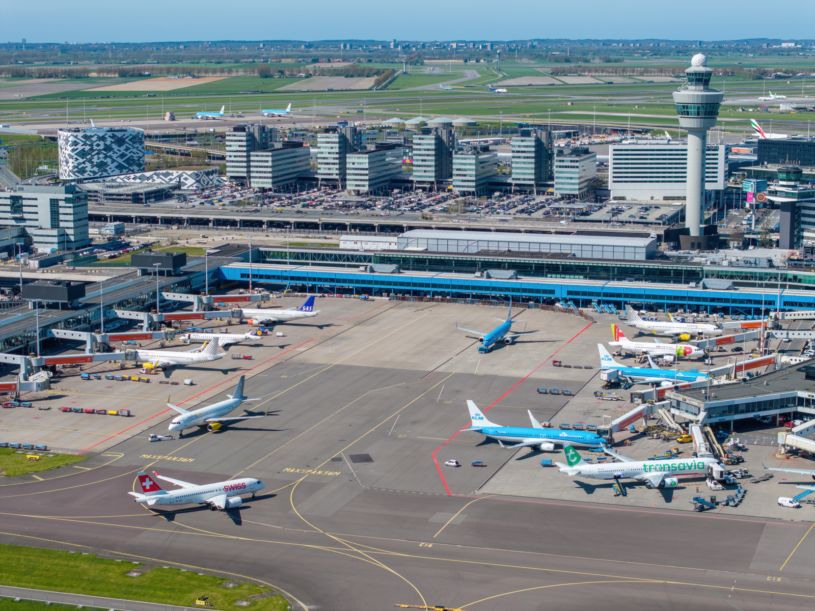Stillere vliegtuigen op Schiphol door hogere tarieven