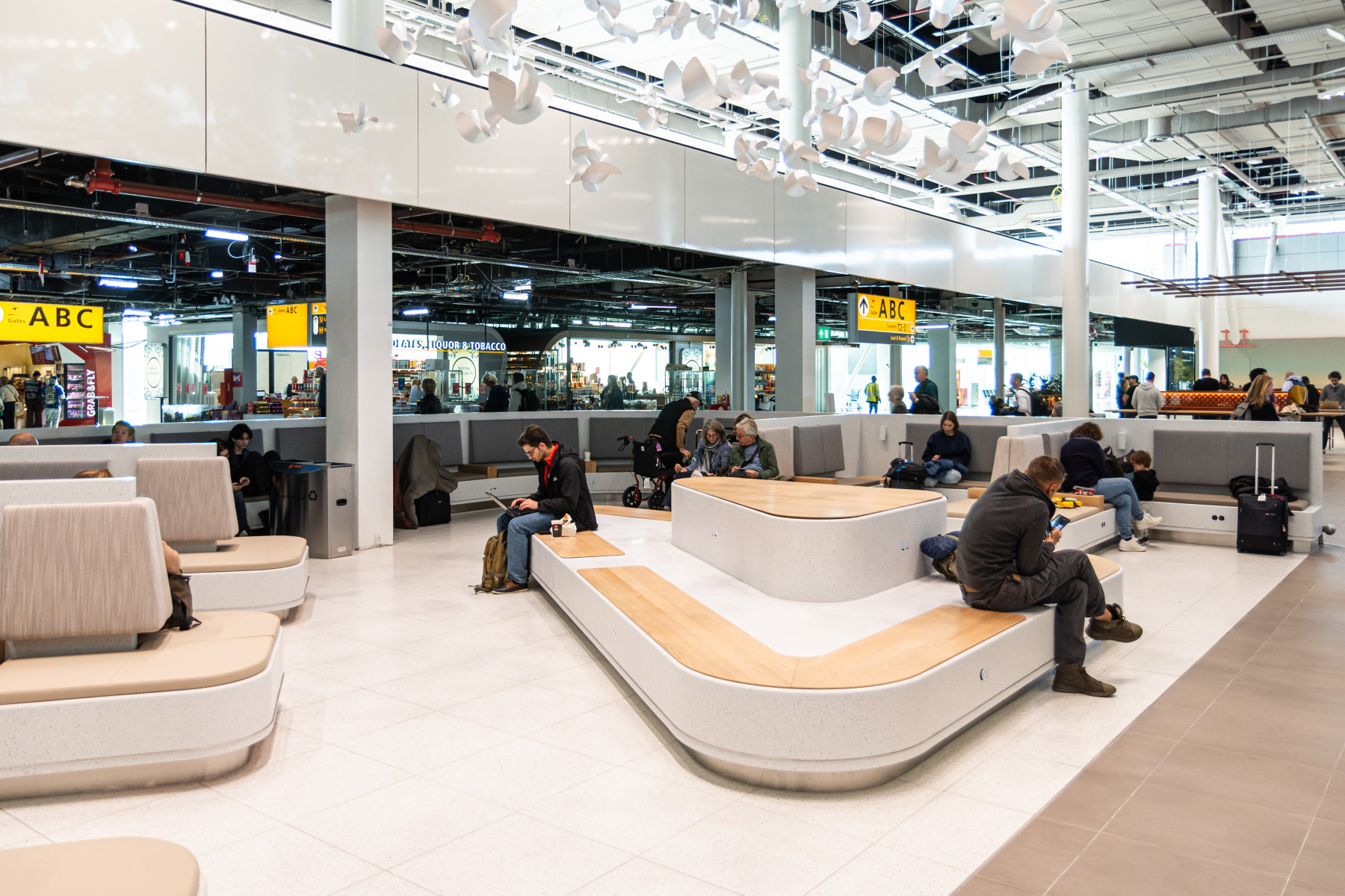 Schiphol tackles terminal's design: greater consistency and improved ...