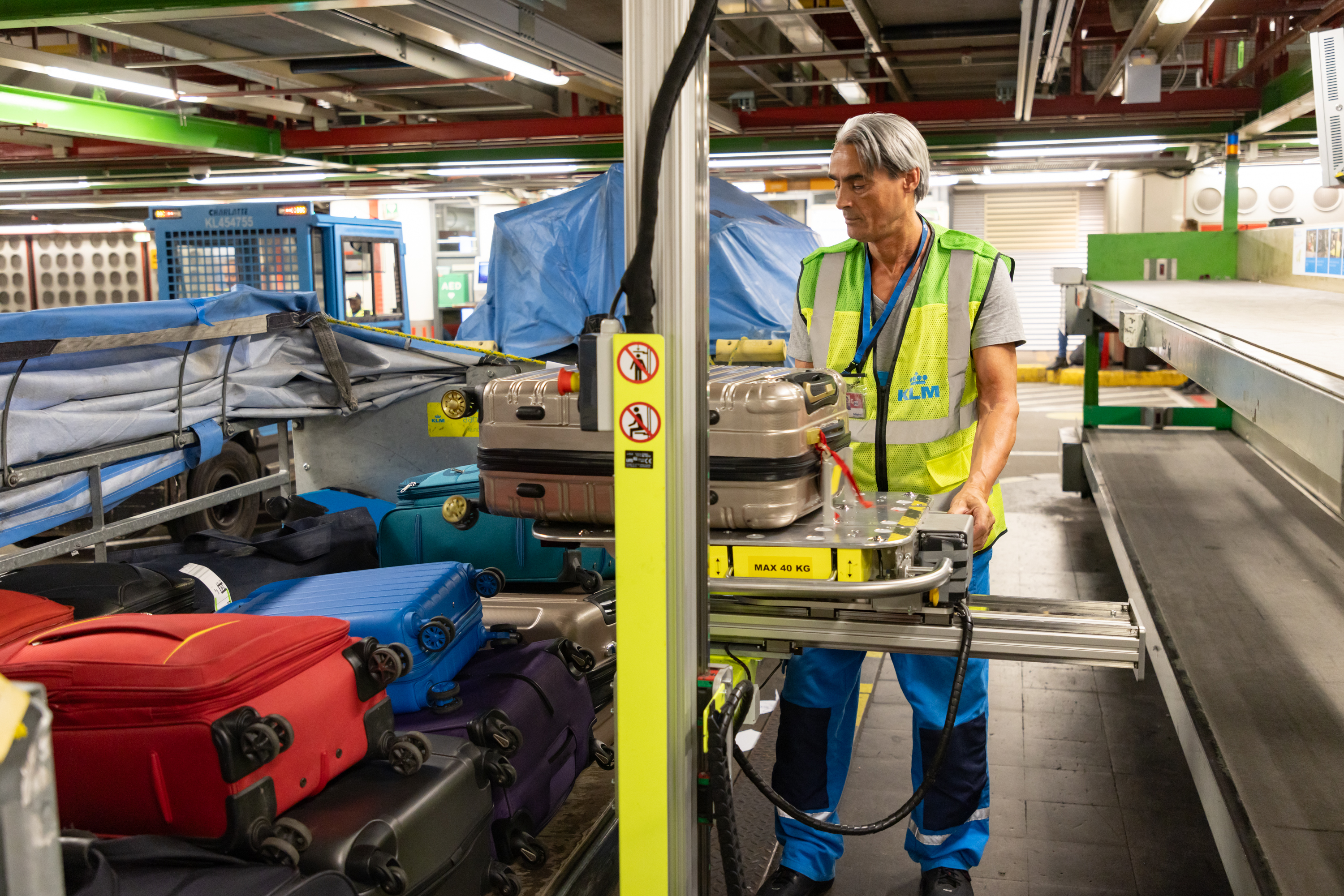 Schiphol tests three new lifting aids to lighten workload