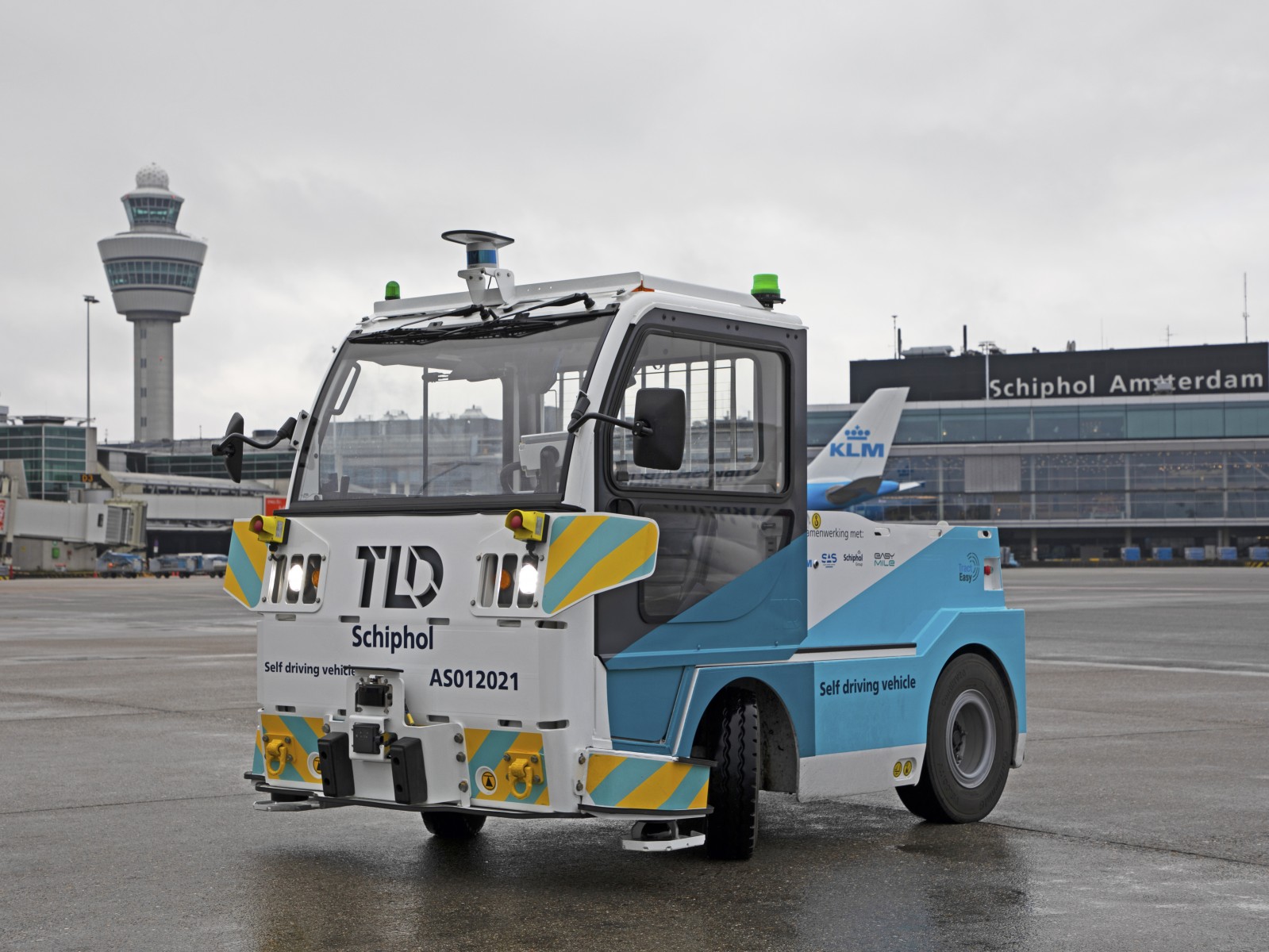 Schiphol tests self-driving baggage tractor
