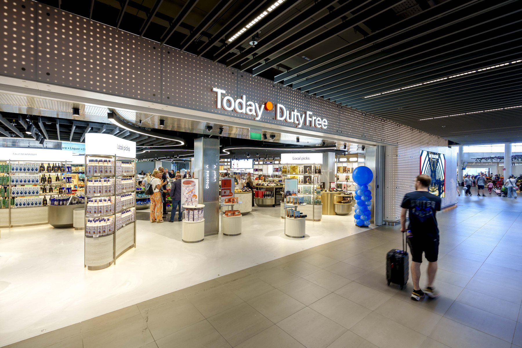 Schiphol launches new retail concept and opens largest ever shop