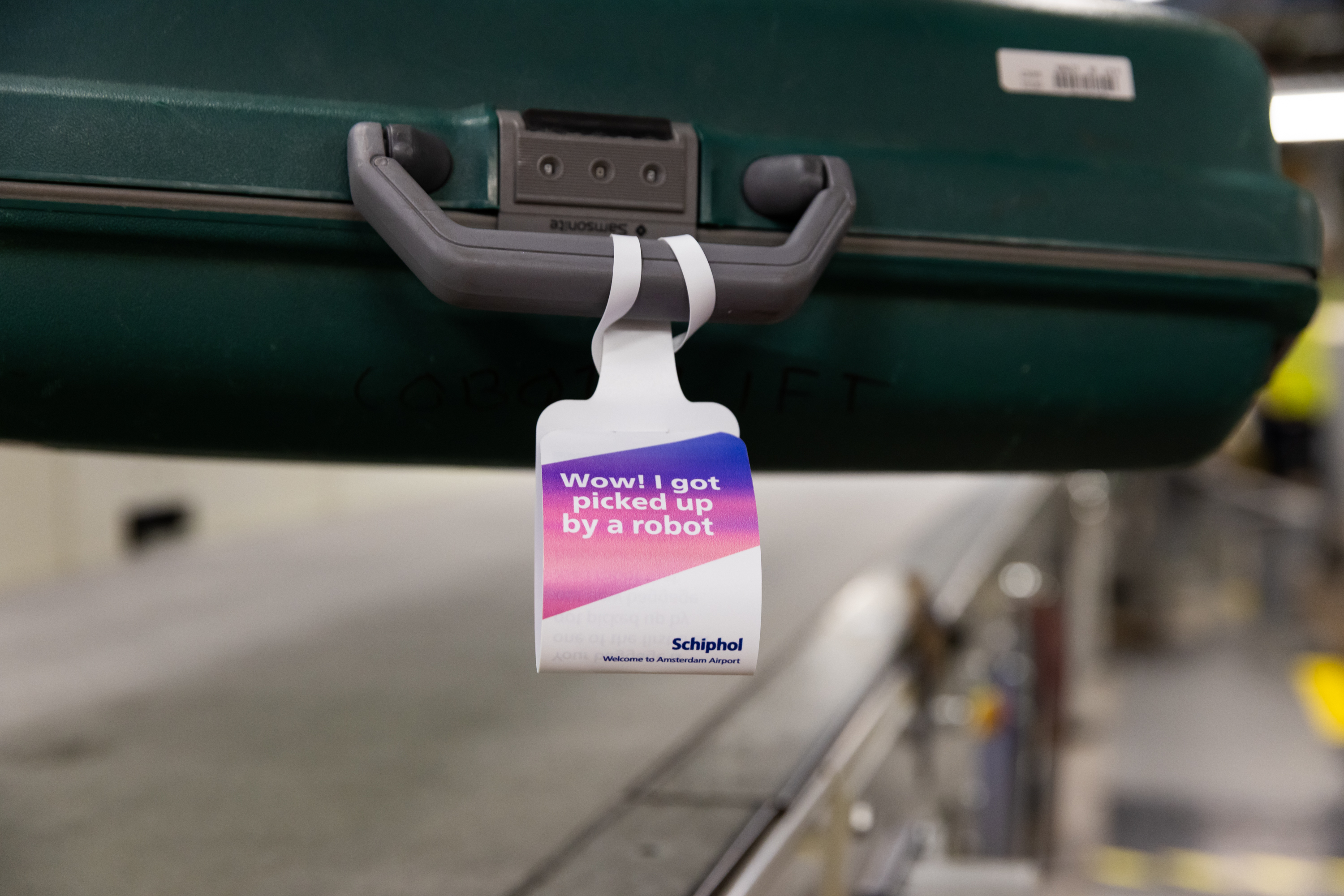 Employees start making use of new baggage robots