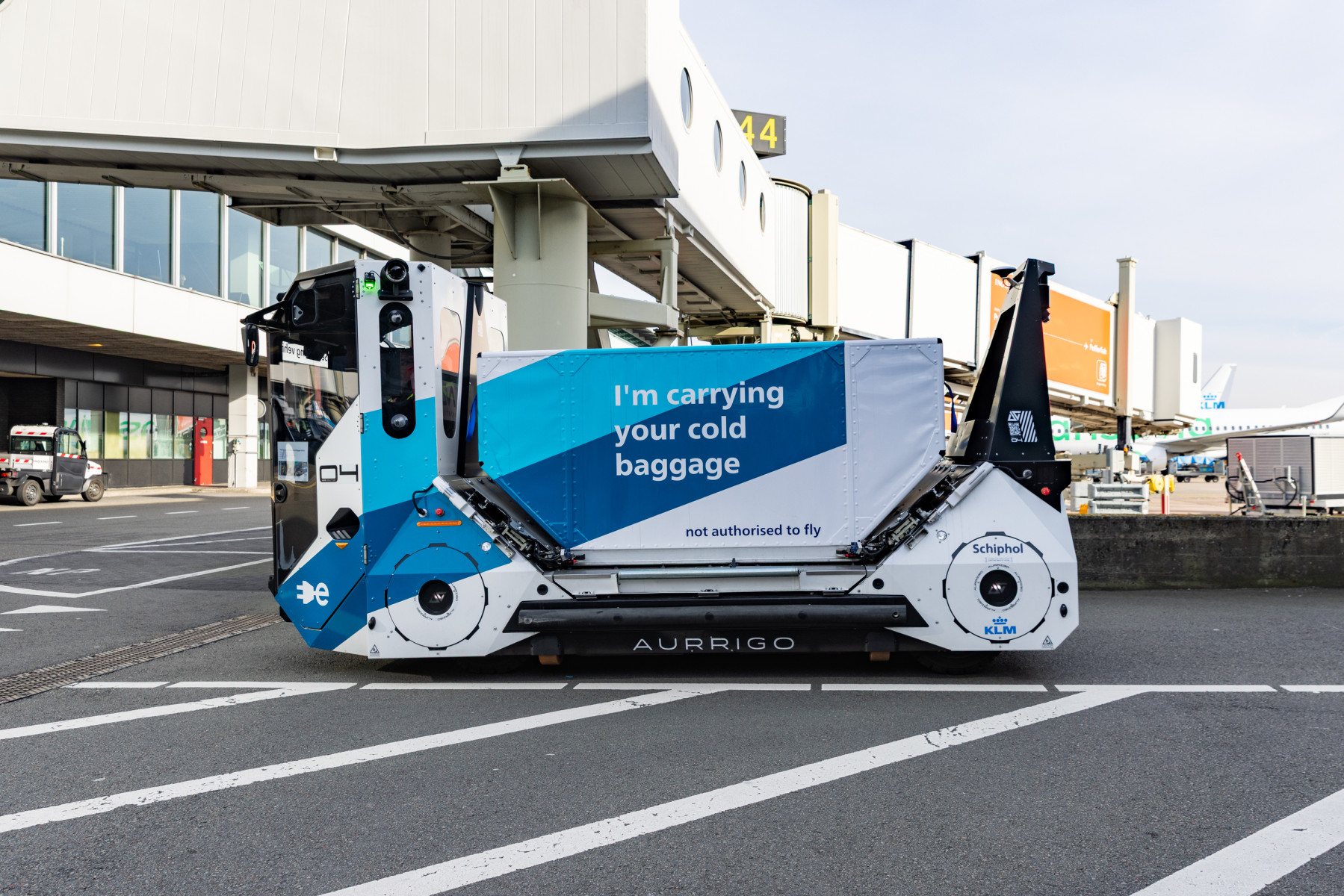 Schiphol tests self-driving baggage vehicle