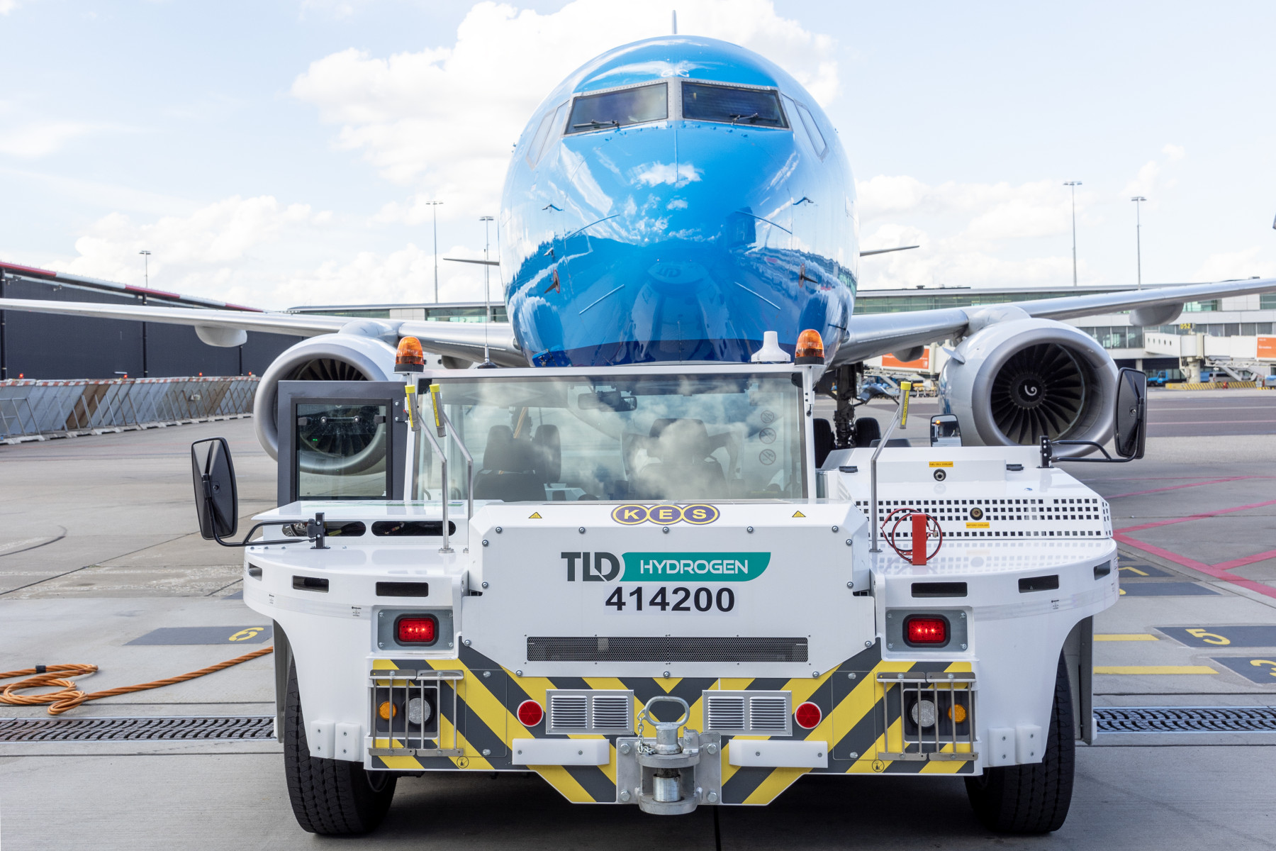 A first at Schiphol: pilot with hydrogen-powered vehicles in daily ...