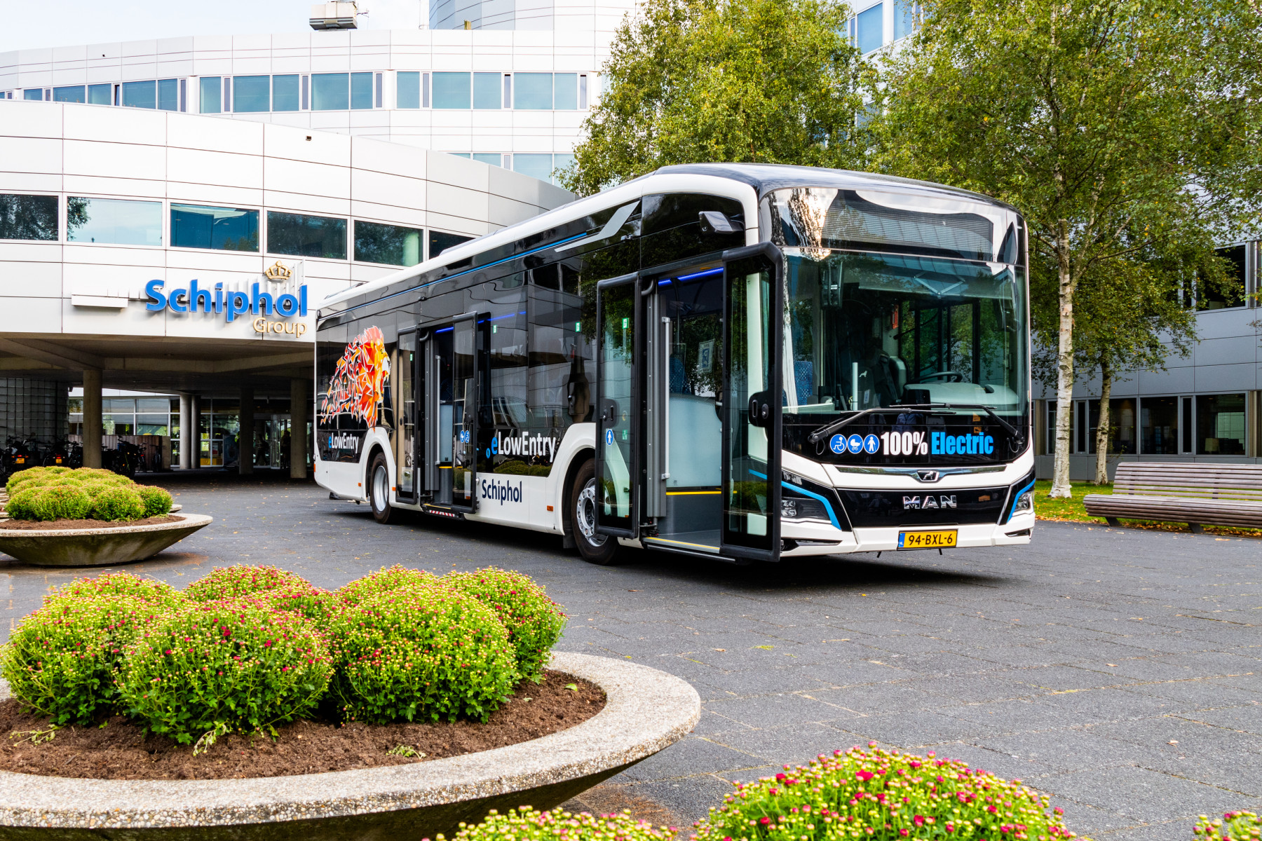 Schiphol takes major step in capacity with purchase of new electric buses