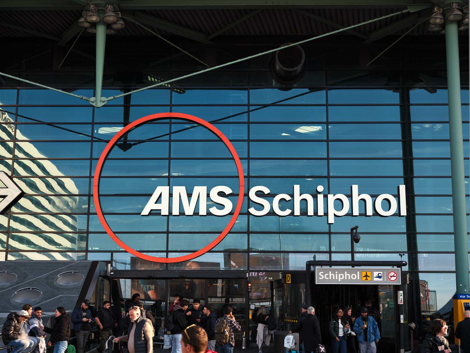 Schiphol vernieuwt uitstraling: herkenbare en consistente beleving voor ...