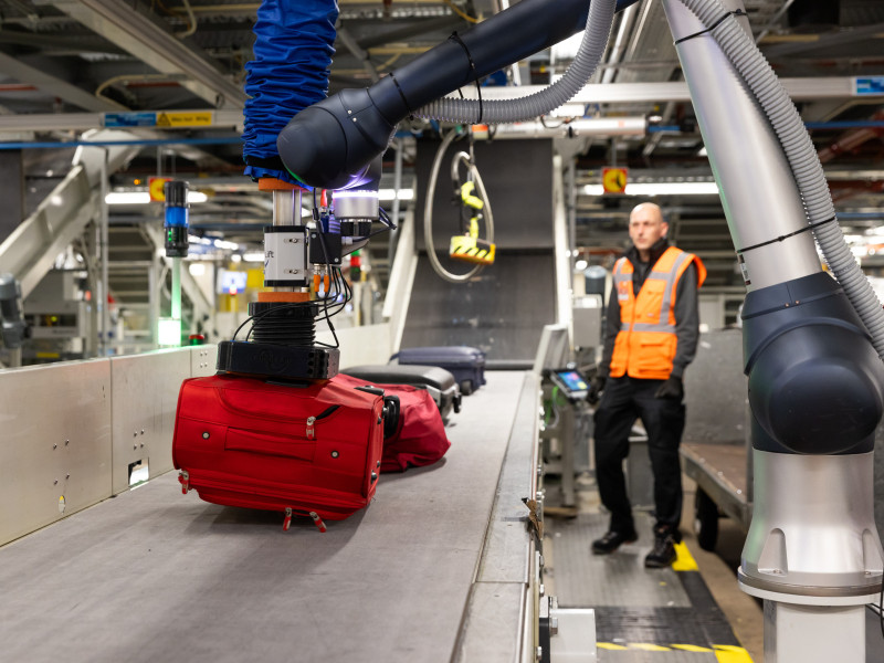 Employees start making use of new baggage robots