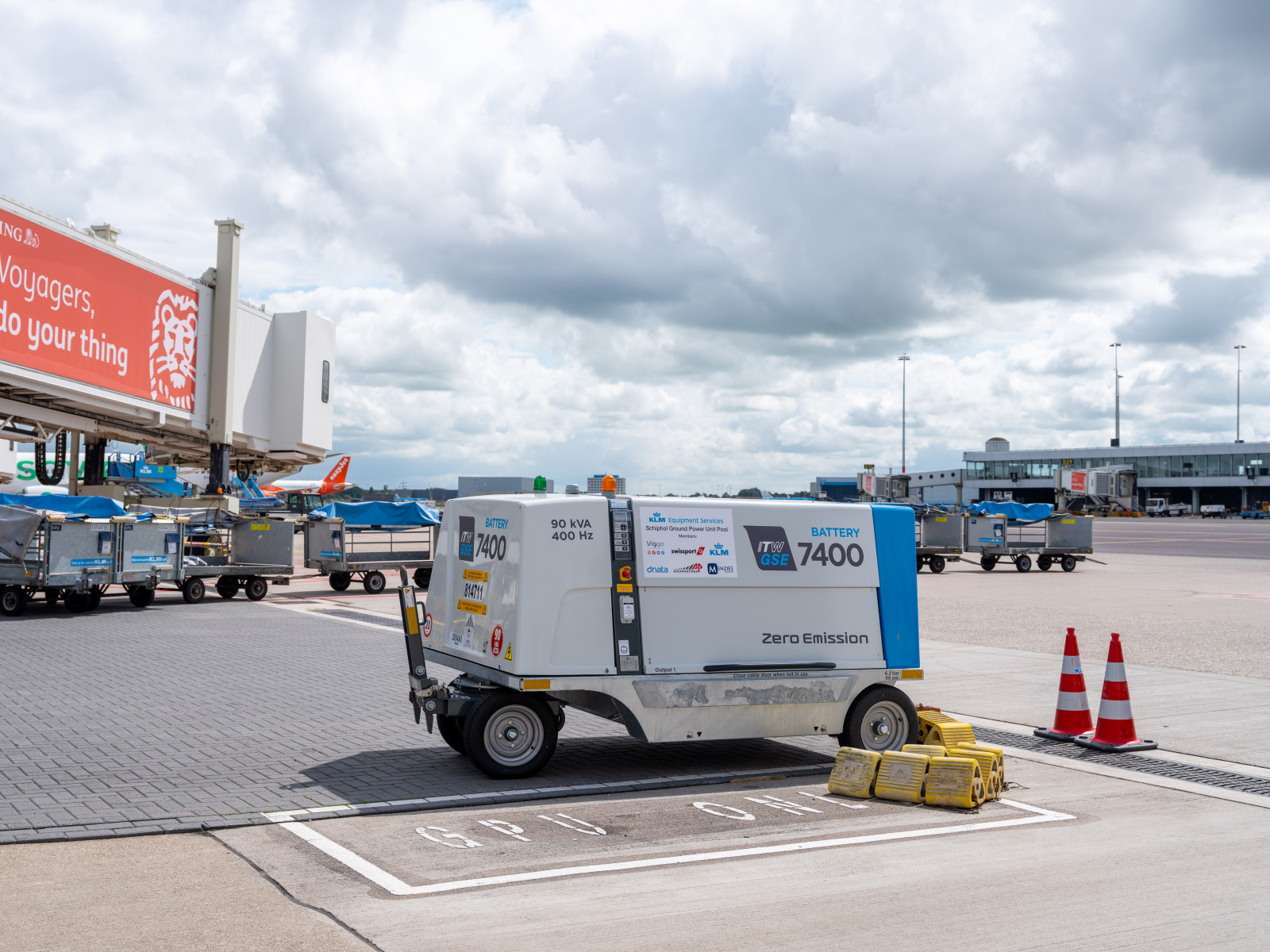 New electric equipment for parked planes at Schiphol