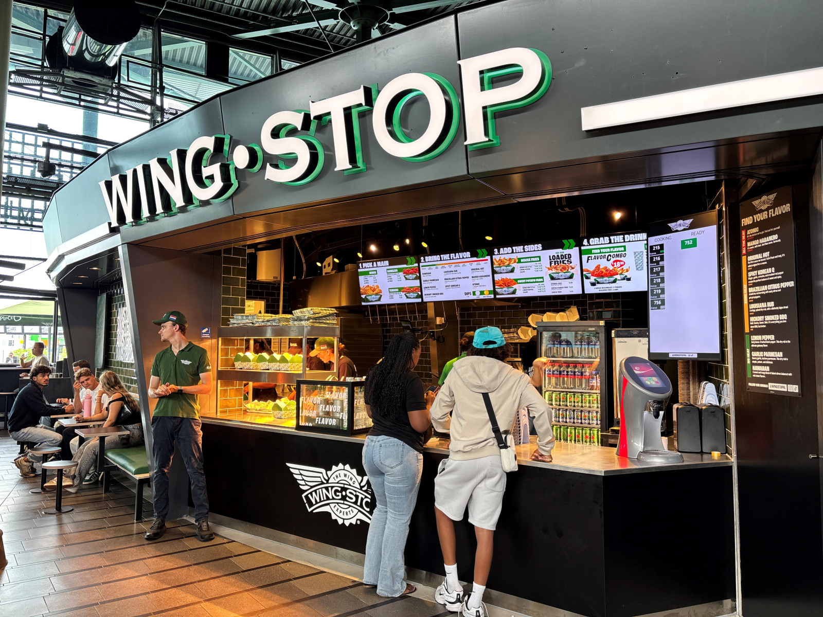 Eerste Nederlandse Wingstop landt op Schiphol Plaza - Oozo.nl