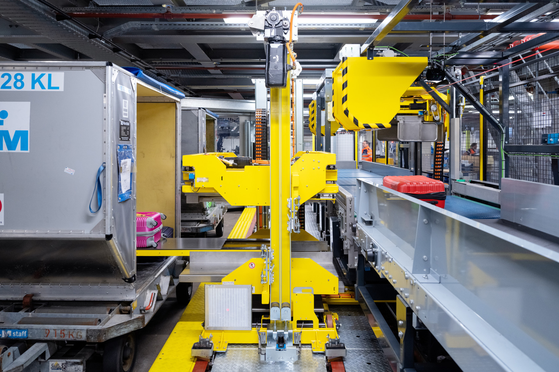 Lifting aid available at every workstation in Schiphol's baggage halls