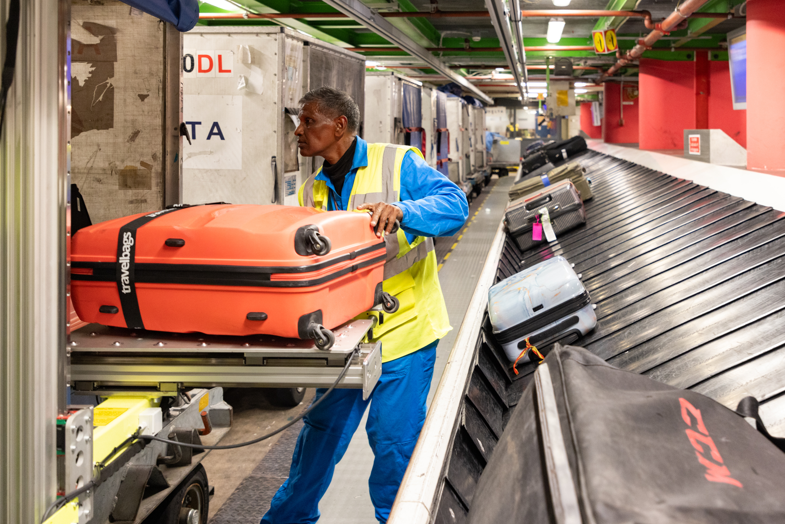 Schiphol test drie nieuwe tilhulpen om werk te verlichten