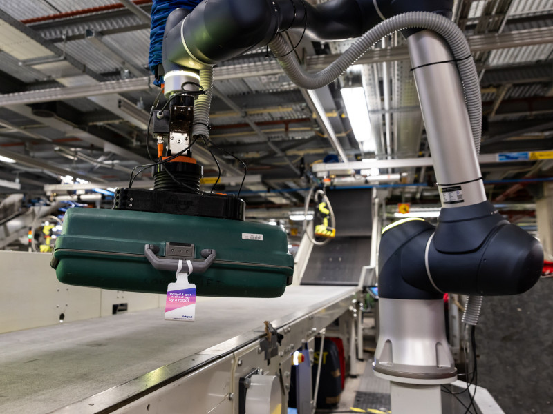 Employees start making use of new baggage robots