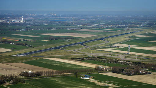 Groot onderhoud aan de Polderbaan van Schiphol