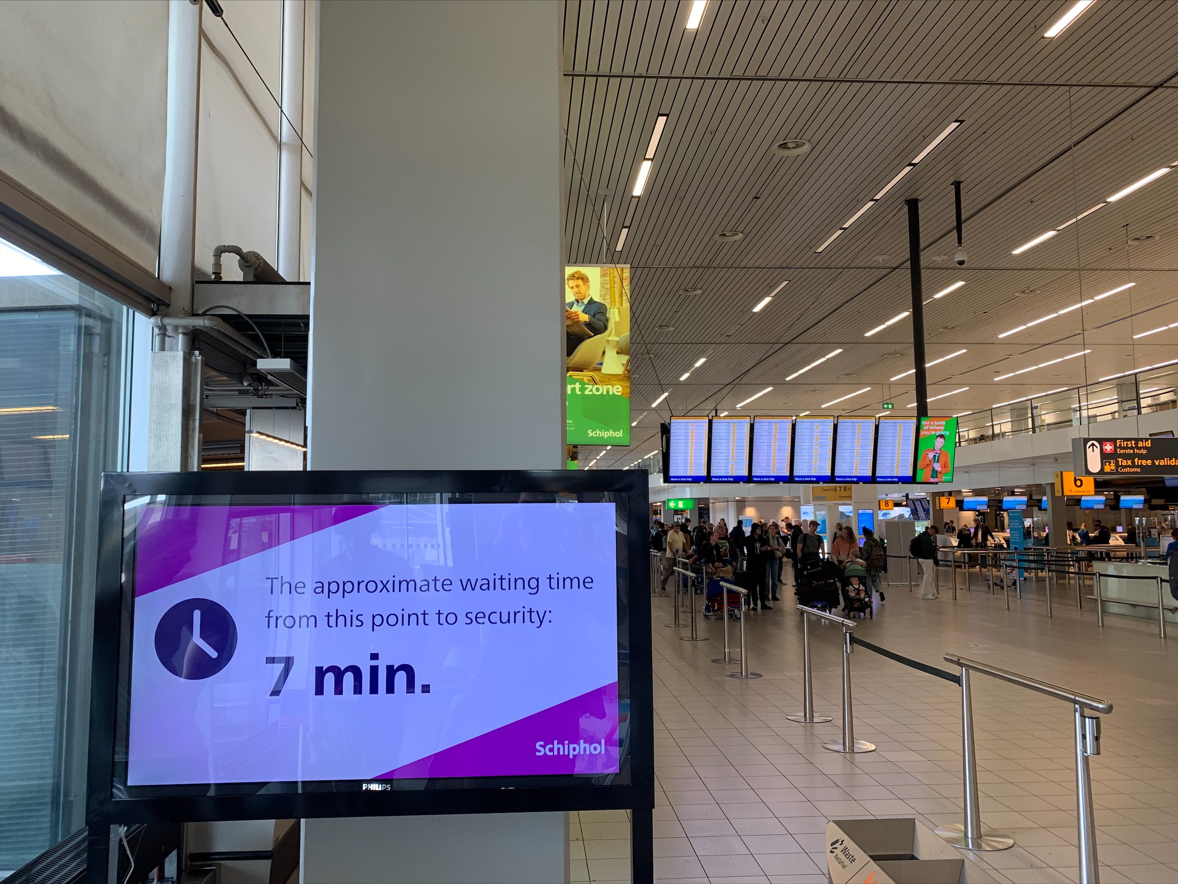 Schiphol to place screens around the terminal building with actual ...